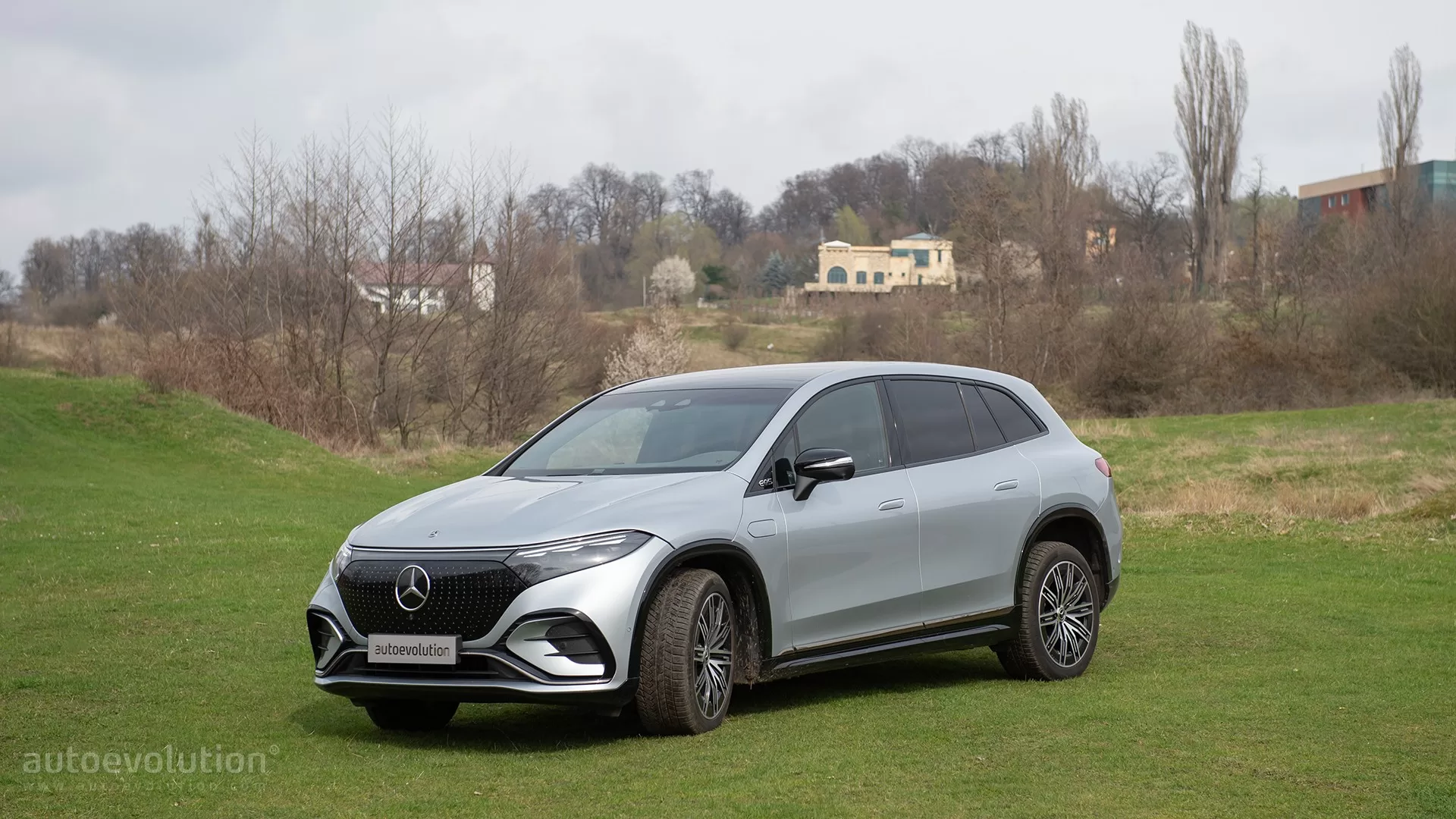 2024 Mercedes-Benz EQS SUV Is an Electric Dreadnought But It's No Better Than a GLS - EV Car & Truck